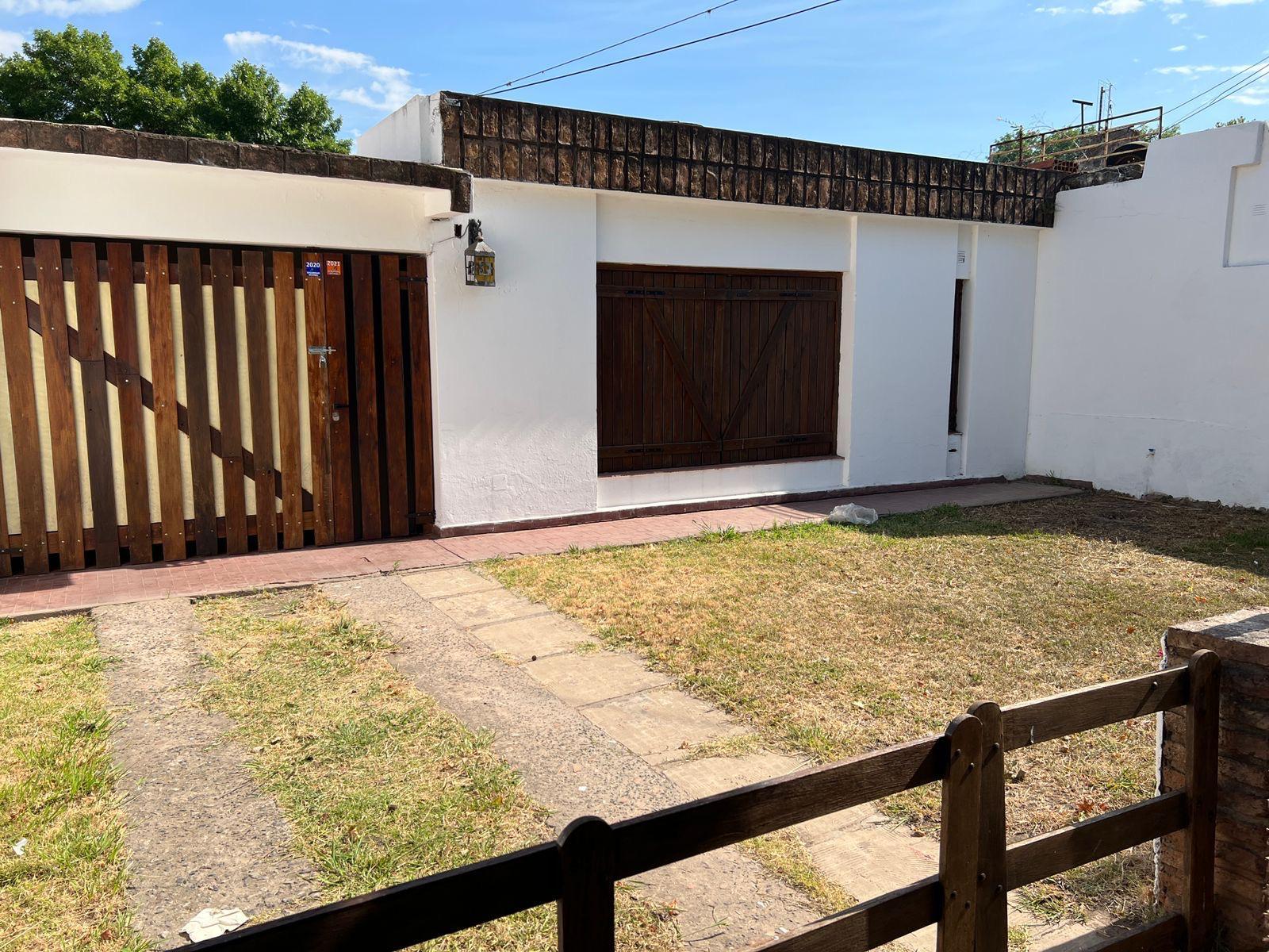 Venta | VENTA/PERMUTA - Casa de 2 dormitorios con jardin y cochera. Lomas de Alberdi, Rosario ...