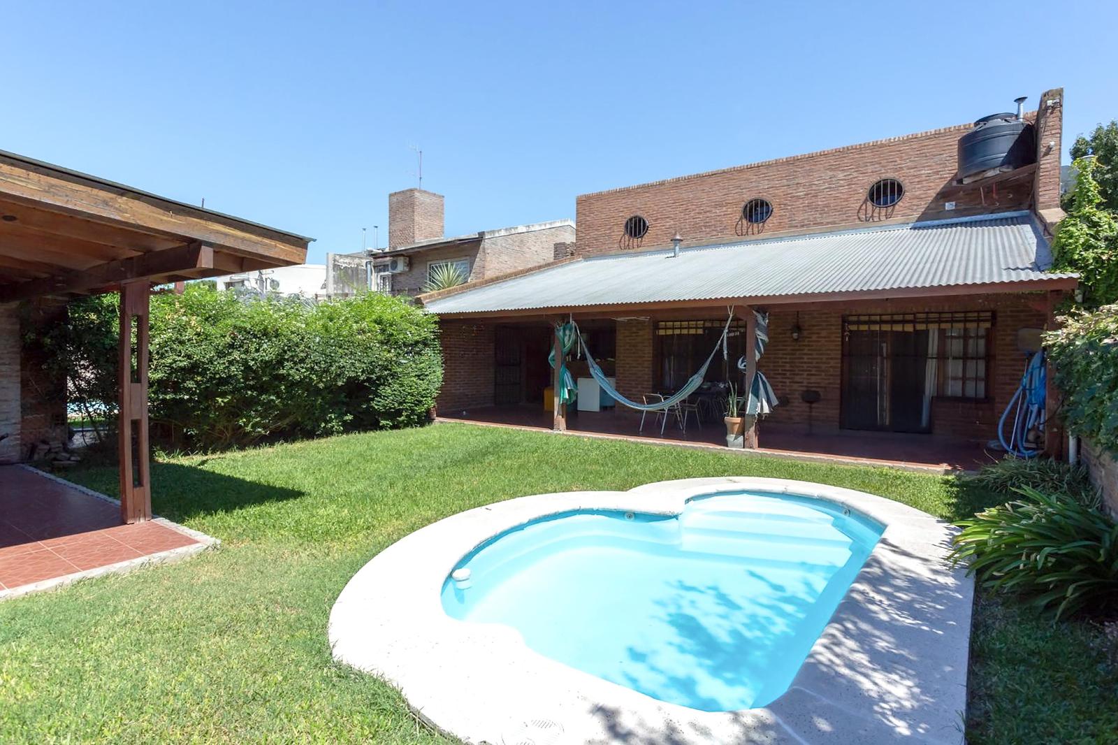 Venta | VENTA/PERMUTA - Casa de 3 dormitorios con quincho y pileta. Apta Crédito. Fisherton ...