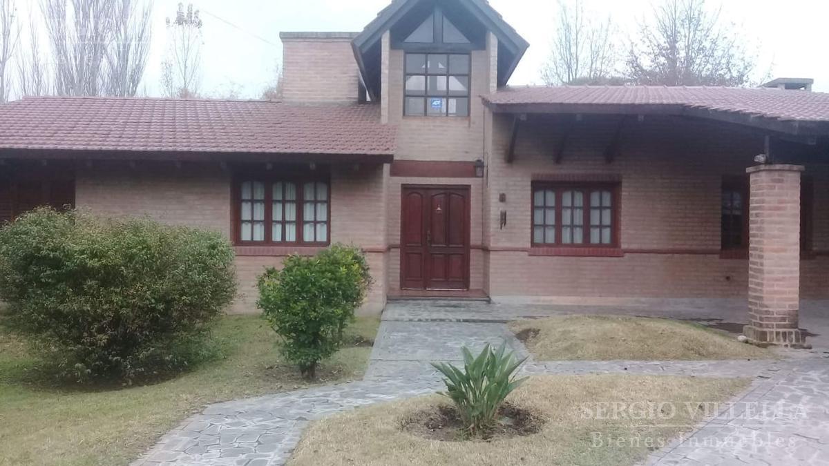 Venta | Casa 3 dormitorios con amplio jardín y pileta, en barrio ...