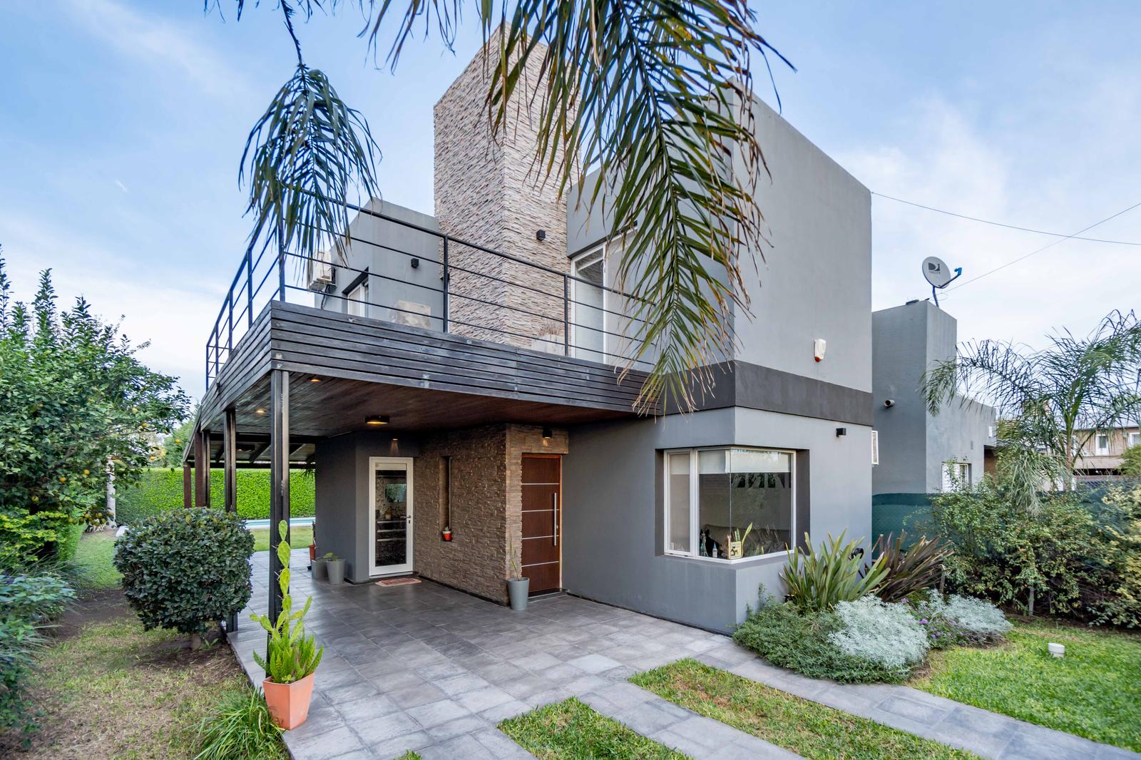 Venta | VENTA/PERMUTA - Casa de dos plantas con patio y pileta, 2 dormitorios - Tierra de Sueños ...