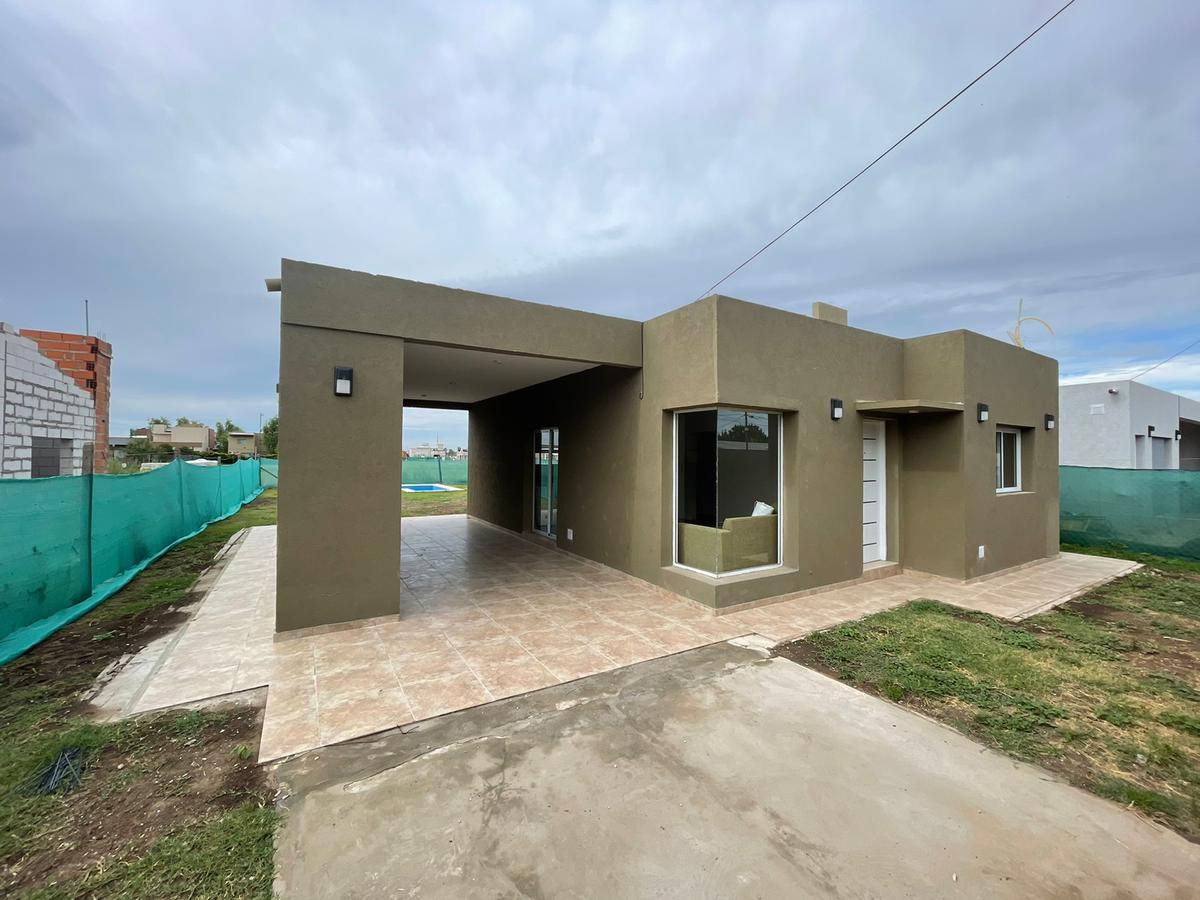 Venta | VENTA/ PERMUTA - Casa 2 dormitorios, Galería techada con parrillero y Pileta - Funes ...