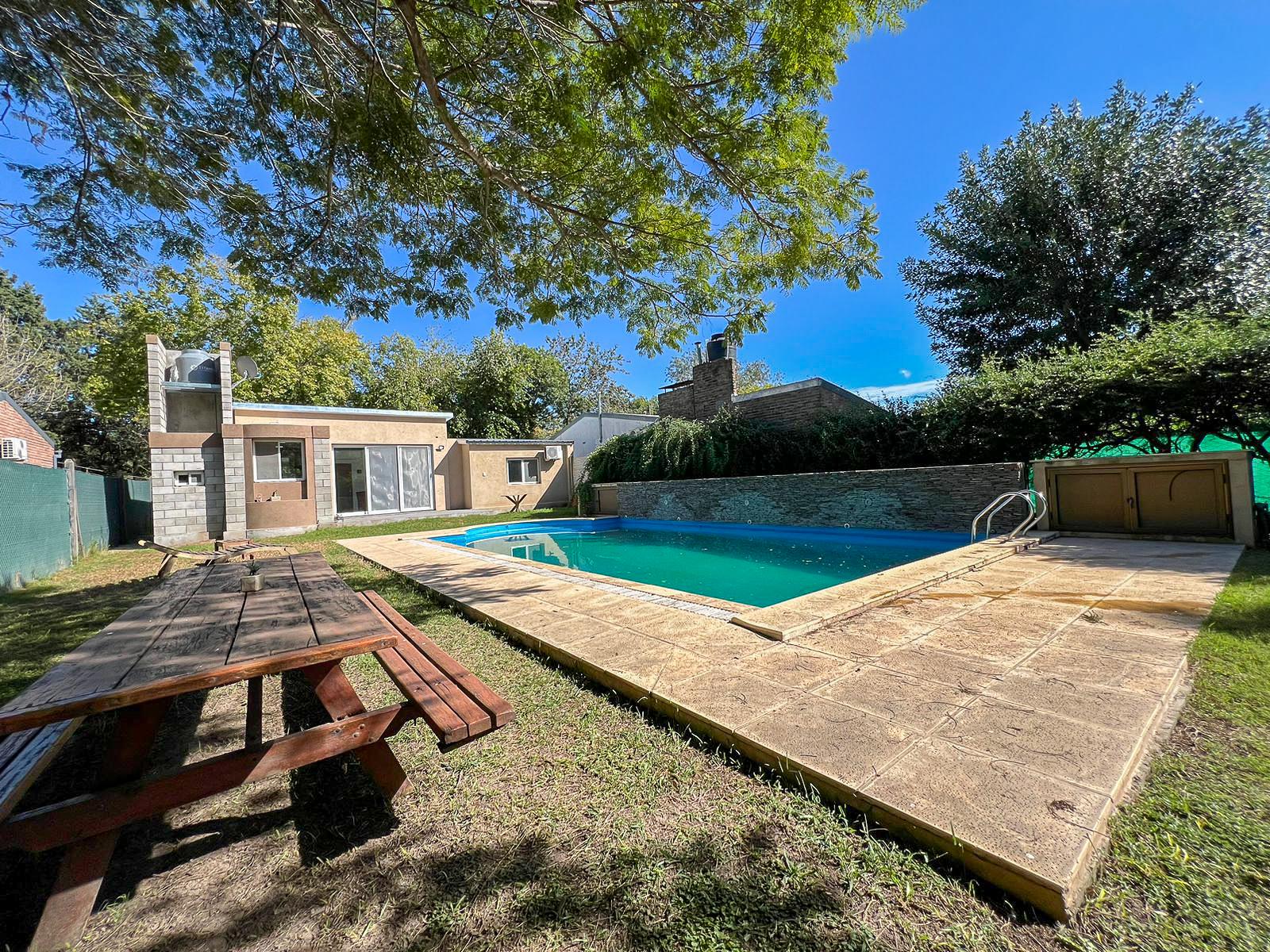 Venta | VENTA/PERMUTA - Casa - 2 dormitorios y pileta - Los Pinos, Funes. | SHO5681947